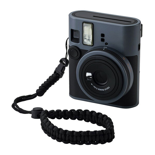 instaxやチェキ、写ルンですなどのコンパクトカメラに対応した手首用のハンドストラップ。【特徴】●ロープ編みデザインで立体感がある●手首に掛けることで手から滑りにくく落下を防ぐ●しなやかで軽く手首への負担が少ない【仕様】サイズ長さ約280...