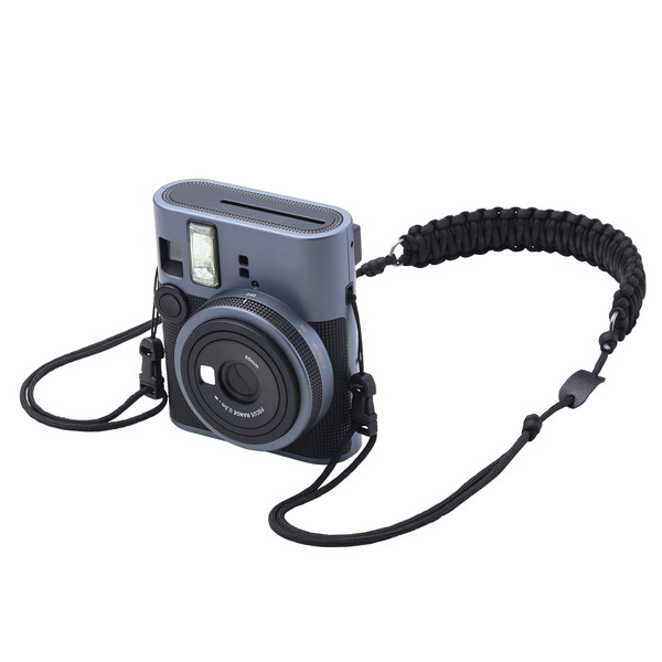 instax(チェキ)や写ルンですなどのコンパクトカメラに対応したロープ編みのネックストラップです。【特徴】●首掛け、肩掛け、たすき掛けの3WAY対応●結び目を掴み引っ張るだけで長さを調整できる●ロープ編みによる立体感のデザイン●しなやかで...