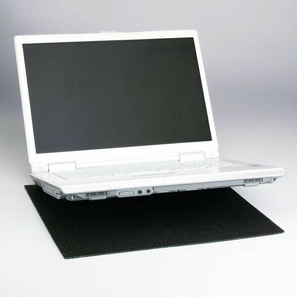 ノートPCの下に敷くだけで横滑りを抑制。●ノートパソコンの下に敷くだけで、横滑りを抑制します。●ノートパソコンなどの大きさに合わせて、ハサミでご自由にカットできます。※本製品は滑り止めのみとなります、機器との固定はできないので、耐震度の数値...