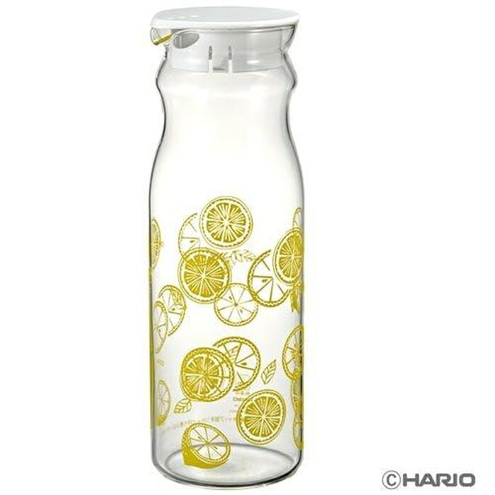 ●レトロなレモン柄の冷水筒です。お茶パックでお茶を作ったり、フルーツやハーブを入れてフレーバーウォーターを作ったりすることができます。直径9cmの冷蔵庫ドアポケットに入るサイズです。本体上部がくびれ形になっているので、持ちやすく注ぎやすいで...