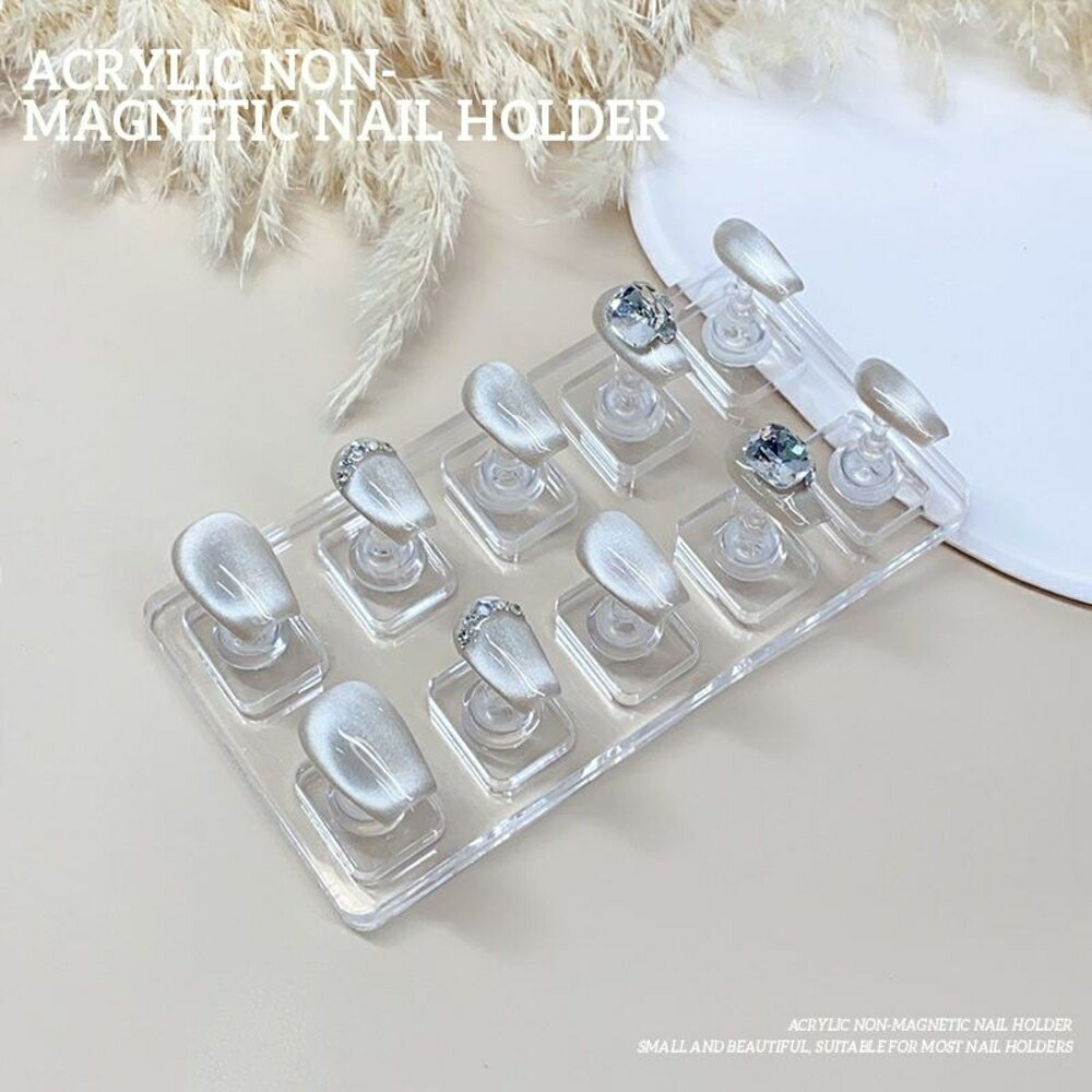 マグネットジェルを使用すると土台のマグネットがわずかに邪魔します。 こちらのチップスタンドはマグネットを使用していないため、マグネットジェルに反応しません。 チップの固定には粘着グミか粘着テープをご利用ください。 素材：樹脂 数量：画像参照...