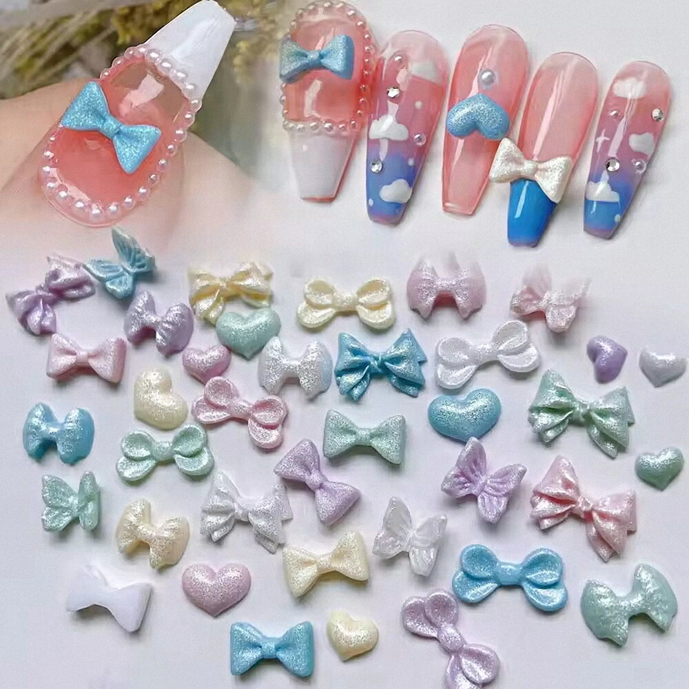 小さく可愛いハートやリボン樹脂パーツ グリッター入りでキラキラしています。 ワンポイントネイルやY2Kネイルにもおすすめです！ ■素材：樹脂 ■数量：ランダムカラー10個前後 ■ビニールパケ入り ■原産国：中国 ※パーツの変形、かけなど混入...