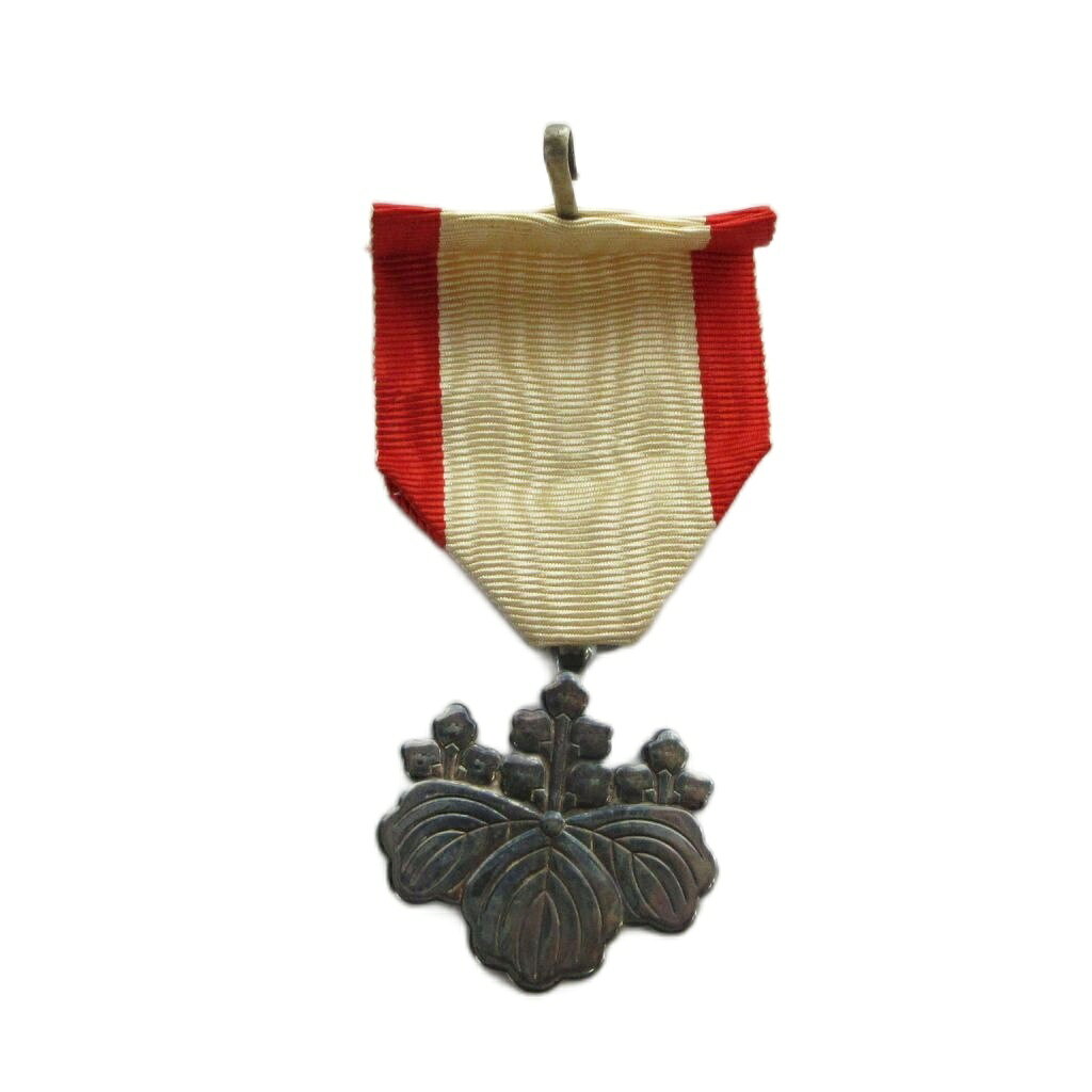 【中古】勲章 メダル 勲八等白色桐葉章 旧日本軍 五三の桐 シルバー色 ■GY35 /MQ その他 【ベクトル 古着】 260630表記サイズ実寸サイズをご参考ください。実寸サイズ約7cm　素材※詳細不明のため掲載の写真をご確認いただいた上...
