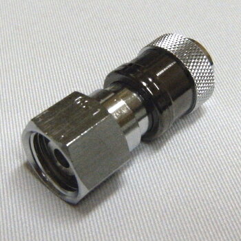 小池酸素工業　ガス溶断機器用ワンタッチ継手 アポロコック ソケット　酸素用　GS-1 ・圧力調整器とホース接続用 ソケットにプラグを差し込む操作でスライドリングが下がって装着完了する「ワンタッチ接続」で作業効率の向上が図れます。 離脱時はス...