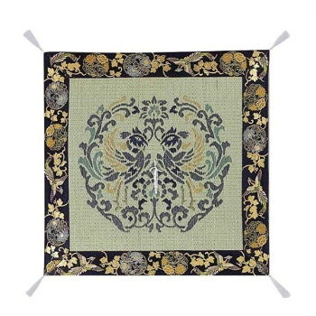 御前藺草座布団です。サイズ70×70cm個装サイズ：78×74×7cm重量個装重量：1700g仕様縁:四丁花丸生産国日本メーカーより直送の為運送会社は指定できません※複数個ご購入の場合、別途送料が発生する場合がございます。※ラッピング・のし...