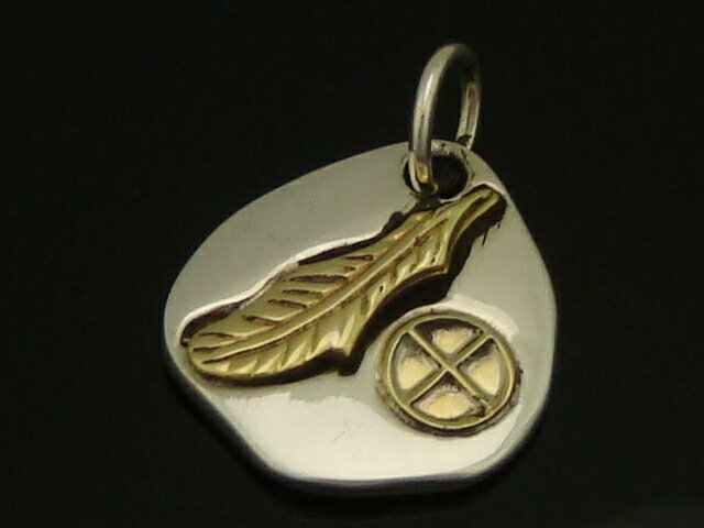 他のペンダントトップもチェック！素材シルバー925サイズ約19x17mm重量約4.8g個数1つ売りヘッドのみの価格です。チェーンも同時に購入されたい方はこちらへ→チェーンへGO！特徴silverのみのバージョンあります。シルバーの重量感たっ...