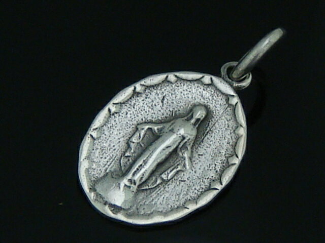 他のペンダントトップもチェック！素材シルバー925サイズ約21.5x13.5mm重量約2.7g個数1つ売りヘッドのみの価格です。チェーンも同時に購入されたい方はこちらへ→チェーンへGO！特徴グロリア。聖母マリアさまのペンダントヘッドです。注...