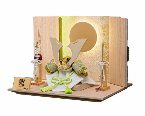 兜飾り 8号 平安豊久作 凪 若草色糸縅 YN0803GK ○商品詳細 春の若草をイメージして作り上げた五月人形。白木木製の屏風と台、さらに左右の弓太刀まで白木にこだわり組み合わせました。さわやかな白木と、新緑の若草色とのバランスも申し分な...