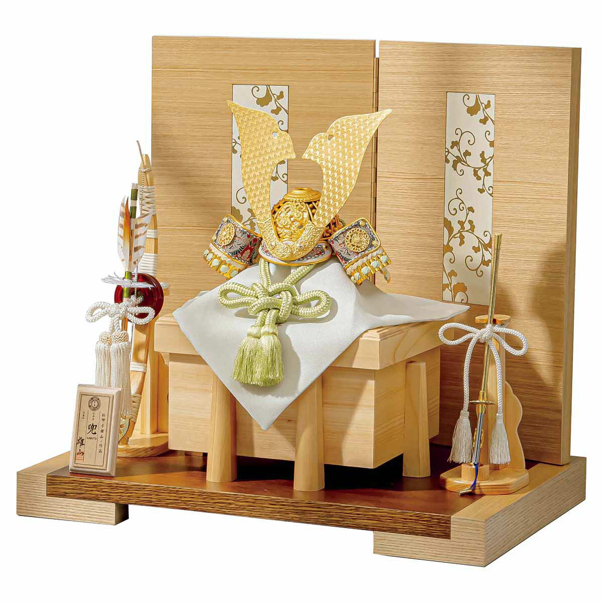 兜飾り 7号 雄山作 葵 若草色糸縅 YN0703GK ○商品詳細 綺麗な若草色に染め上げた忍び緒（兜の全面に結んである房ひも）が印象的な7号サイズの葵 兜飾りセットです。兜の箱（櫃/ひつ）、左右の弓太刀、さらに屏風にいたるまで、白木木製で...