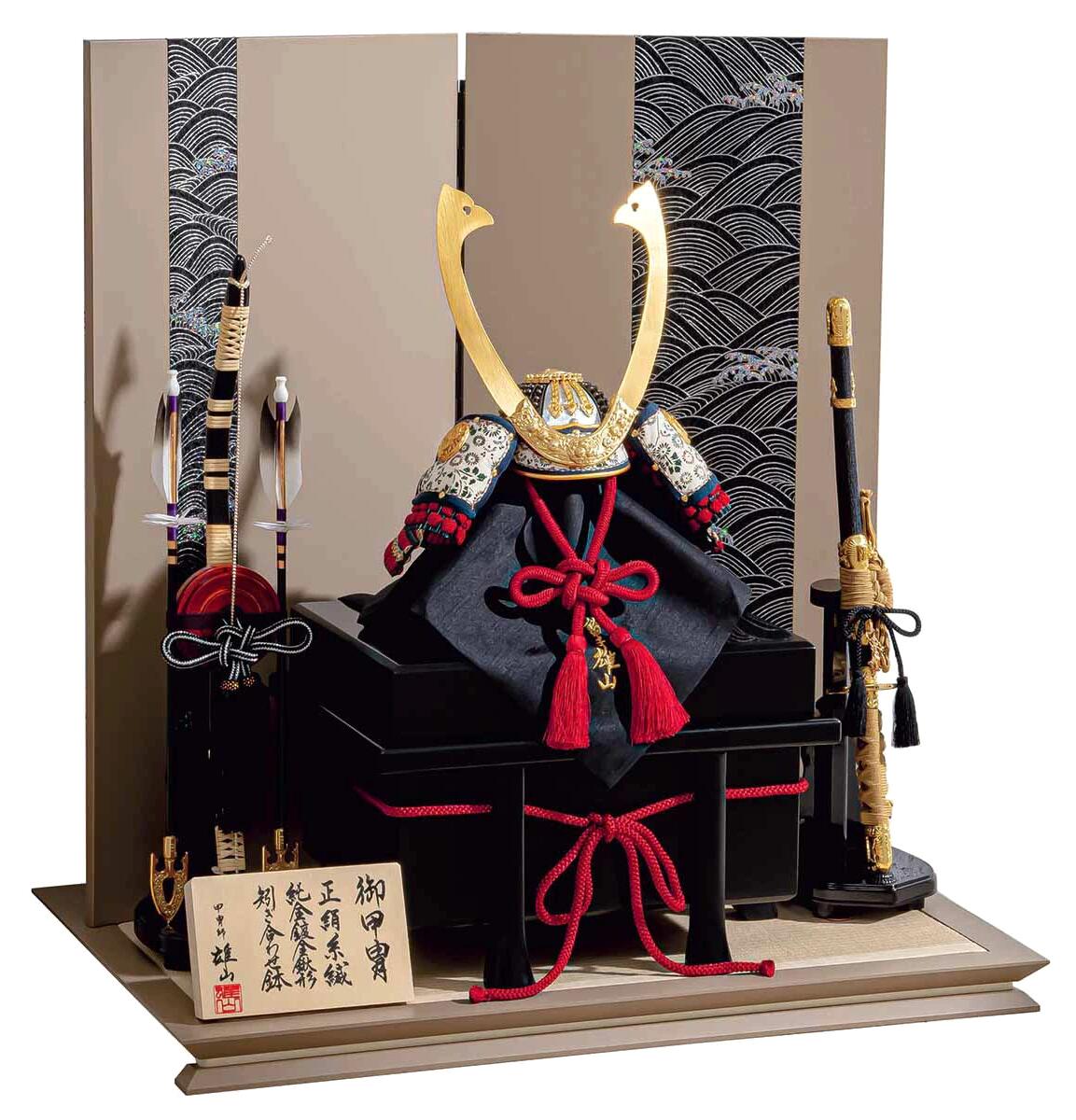 雄山作 四分の一 旭 正絹赤糸縅 YN1206GK ○商品詳細 茜色の糸で編み上げた10号の子の兜。編み上げた絲は正絹を用い、金色に輝く鍬形は純金鍍金で仕上げました。兜の上部のまるい蜂は、1枚1枚矧ぎ合わせ組み立てた合わせ鉢。甲冑師 雄山 ...