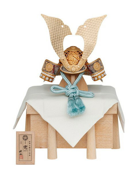 天賦之兜 7号 空 雄山 ○商品詳細 空をイメージした水色の優しい色合いで威した兜飾りです。 ナチュラルな色味で和室・洋室を問わずお飾りいただけます。また、袱紗は芯木の上にかぶせたり、芯木の下に敷いて飾る事も出来ます。 吹き返し、眉庇には、...