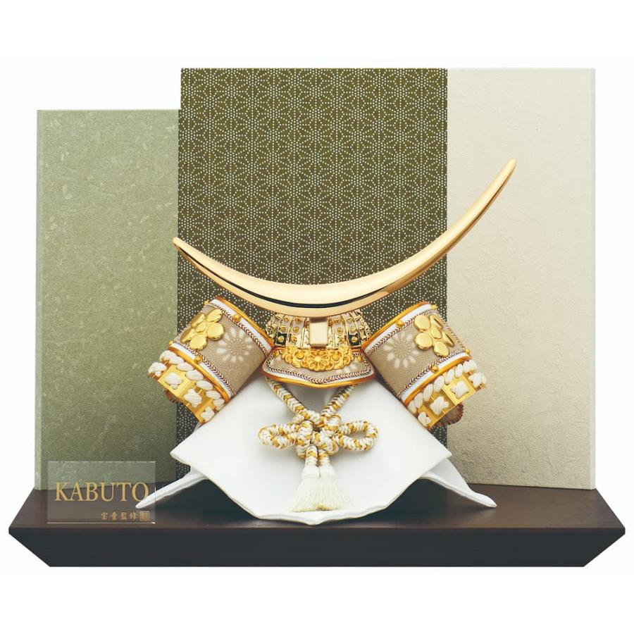 宝童監修「白金白伊達兜」8号 YN0801GK ○商品詳細 上杉兜の特徴である日輪三日月前立ては、護身などにご利益がある摩利支天を象徴しているといわれています。 白と金の色合わせが魅力の兜は、真っ白な正絹糸で丁寧に威し上げました。吹き返し部...