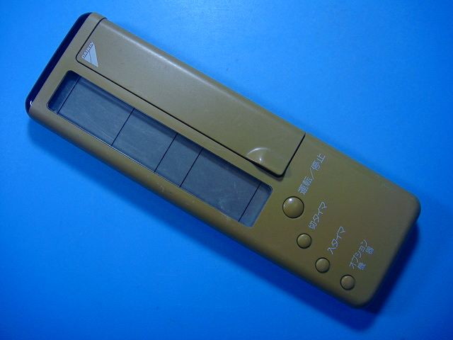 【商品情報】 メーカー：ダイキン 型番：KRC111-3 付属品：本体（写真内の物ですべてになります） ※電池カバー、バッテリー、充電器、コード、ふた カバー、枠等の付属品は写真に写ってない場合付属しません。 【商品の状態に関して】 使用感...