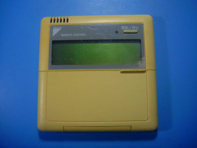 【商品情報】 メーカー：ダイキン 型番：BRC1A2 付属品：本体（写真内の物ですべてになります） ※電池カバー、バッテリー、充電器、コード、ふた カバー、枠等の付属品は写真に写ってない場合付属しません。 【商品の状態に関して】 使用感、ス...