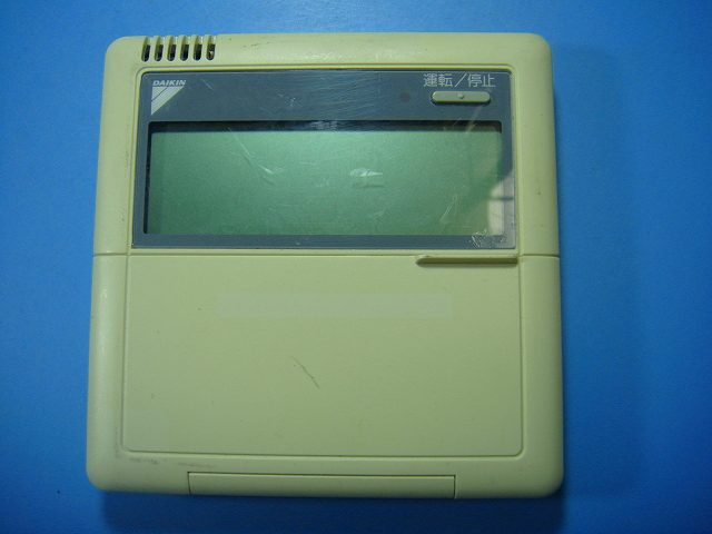 【商品情報】 メーカー：ダイキン 型番：BRC1C1 付属品：本体（写真内の物ですべてになります） ※電池カバー、バッテリー、充電器、コード、ふた カバー、枠等の付属品は写真に写ってない場合付属しません。 【商品の状態に関して】 使用感、ス...