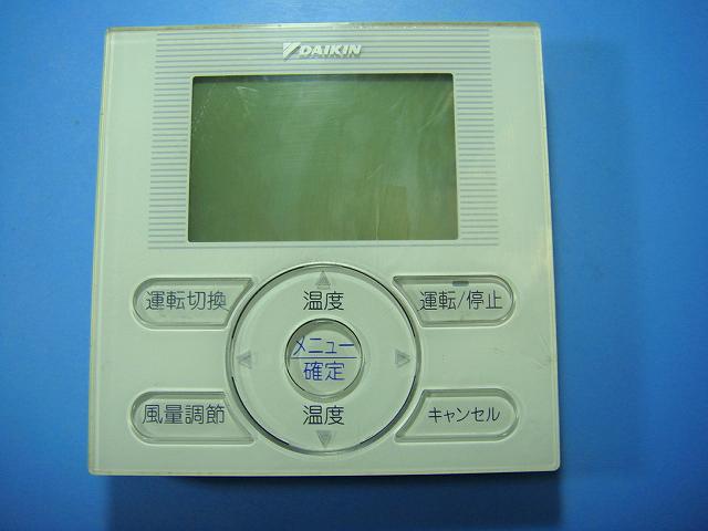 【商品情報】 メーカー：ダイキン 型番：BRC1E2 付属品：本体（写真内の物ですべてになります） ※電池カバー、バッテリー、充電器、コード、ふた カバー、枠等の付属品は写真に写ってない場合付属しません。 【商品の状態に関して】 使用感、ス...