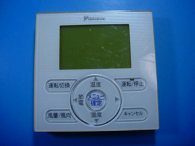 【商品情報】 メーカー：ダイキン 型番：BRC1E4 付属品：本体（写真内の物ですべてになります） ※電池カバー、バッテリー、充電器、コード、ふた カバー、枠等の付属品は写真に写ってない場合付属しません。 【商品の状態に関して】 使用感、ス...