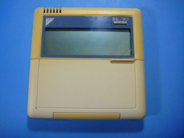 【商品情報】 メーカー：ダイキン 型番：BRC1C2 付属品：本体（写真内の物ですべてになります） ※電池カバー、バッテリー、充電器、コード、ふた カバー、枠等の付属品は写真に写ってない場合付属しません。 【商品の状態に関して】 使用感、ス...