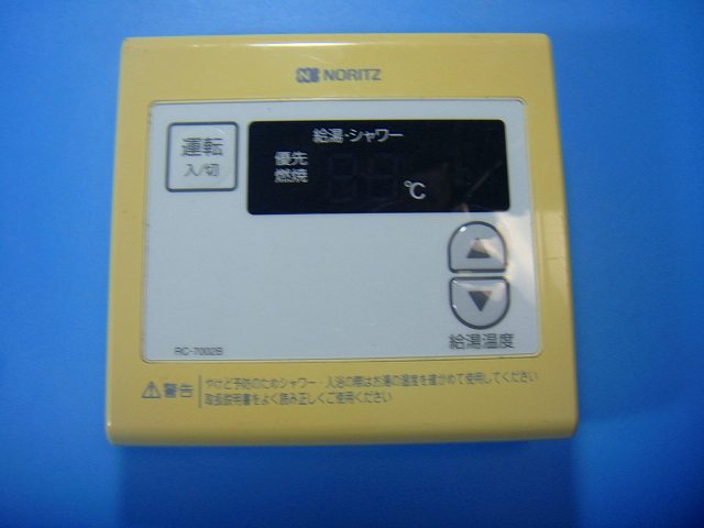 【商品情報】 メーカー：NORITZ ノーリツ 型番: RC-7002B 付属品：本体（写真内の物ですべてになります） ※電池カバー、バッテリー、充電器、コード、ふた カバー、枠等の付属品は写真に写ってない場合付属しません。 【商品の状態に...