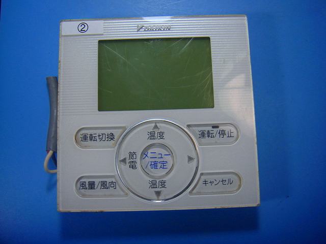 【商品情報】 メーカー：ダイキン 型番：BRC1E7 付属品：本体（写真内の物ですべてになります） ※電池カバー、バッテリー、充電器、コード、ふた カバー、枠等の付属品は写真に写ってない場合付属しません。 【商品の状態に関して】 使用感、ス...