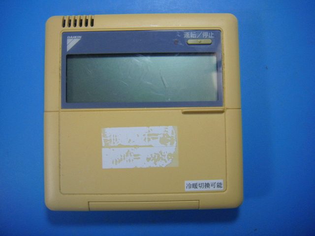 【商品情報】 メーカー：ダイキン 型番：BRC1C1 付属品：本体（写真内の物ですべてになります） ※電池カバー、バッテリー、充電器、コード、ふた カバー、枠等の付属品は写真に写ってない場合付属しません。 【商品の状態に関して】 使用感、ス...