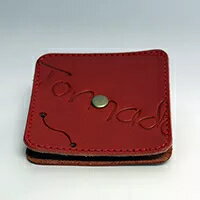 Aura　Tornado 形式：除電レザーケース 静電気除去機能を備えたリール式皮製イヤフォン・ホルダー tornado(トルネード)は携帯時のイヤフォン収納に新たな提案をします。 tornadoは国内でも最高品質を誇る皮革メーカー栃木レザ...