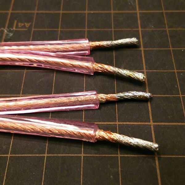 お買い上げの「スピーカーケーブル」の先端を剥いてハンダ付け処理をして発送致します (左右+-片側端子で4箇所) ●左右+-が片側で、計4箇所処理。 ※端末は別途ご購入ください。