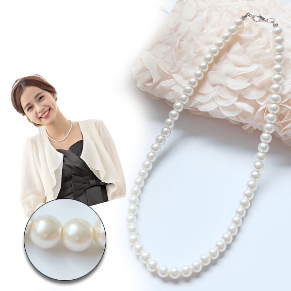 素材：イミテーションパール サイズ：全周 44cm /直径 21.5cm /重量 50g ■大人女子なら絶対ひとつは持っておきたい一連パールネックレス。 ■結婚式やお呼ばれなどの華やか席はもちろん、お葬式などの弔事にも使えます。 ■フェイク...