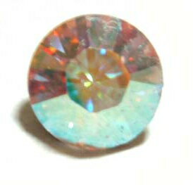 スワロフスキーの#1028、チャトンと言われる形です。 裏面は三角にとがっており、よく金属パーツに埋め込んだラインストーンとして用いられます。 サイズ：約2mm×1.3mm(裏面部分：約1mm) ＊モニターの発色の具合によって実物と色が異な...