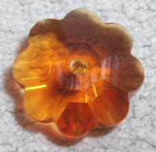 マーガレットのような8弁のフラワー型のスワロフスキーエレメント#3700。 こちらはUnfoiledと言って透き通ったビーズになります。(逆にFoiledとはラインストーンのように裏面に金属が張られたものを言います。） アクセサリー作りや装...