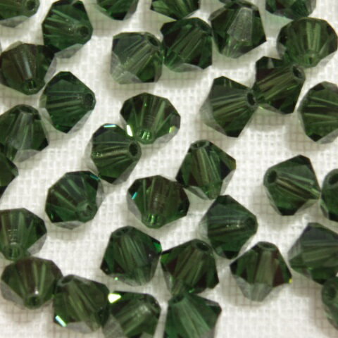 スワロフスキービーズのソロバン型と言われているビーズ手芸の定番品です。 ※5328は5301の後継型で細かな部分でのカットが異なるものの同じソロバン型として混ぜてご使用頂けます。 非定番カラーの為在庫のみで再入荷はありません。 サイズ：3m...