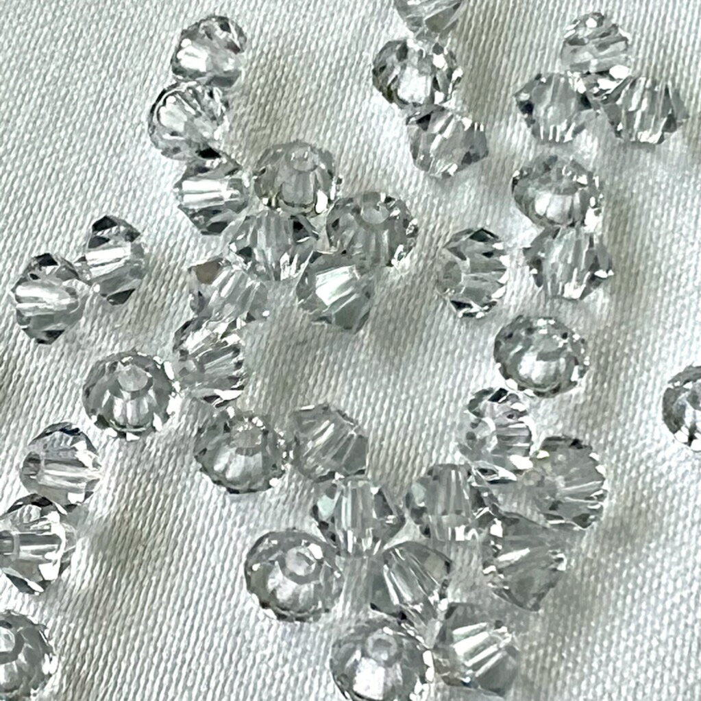 スワロフスキービーズのソロバン型と言われているビーズ手芸の定番品です。 ※5328は5301の後継型で細かな部分でのカットが異なるものの同じソロバン型として混ぜてご使用頂けます。 非定番カラーの為在庫のみで再入荷はありません。 サイズ：3m...