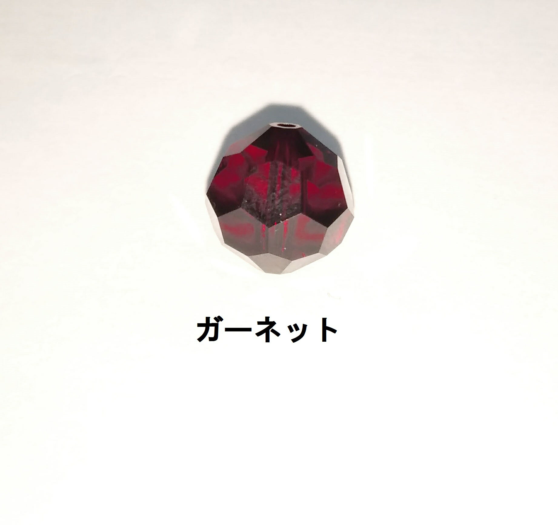 ダイヤのような輝きが特徴のスワロフスキービーズ#5000、通称「ダイヤカット型」と言われている形です。 ソロバン型と同じく、ビーズアクセサリー作りに重宝する定番型です。 【カラー】 ガーネット サイズ：10mm ＊モニターの発色の具合によっ...