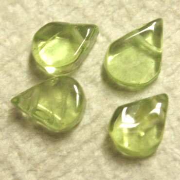 平らな(フラットな)しずく型です。 天然素材という性質上個々によってサイズや色味が異なりますが、サイズの近いものを選びパックに詰めての販売です。 サイズ：縦6〜9mm × 幅4.5〜5.5mm × 厚み1.5〜2.5mm ※ピンが通らない場...