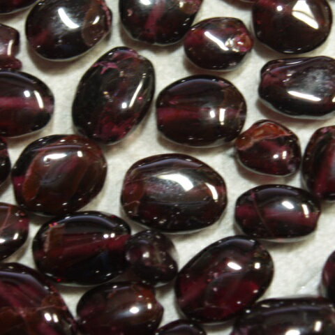 こちらの商品は個々によってサイズ、色味にばらつきがあります。 ランダムに個数分をパックしての販売です。 サイズ：縦6〜10mm 幅4.5〜7mm 厚み2.5〜4.5mm ※ピンが通らない場合はテグス、ワイヤーをご使用下さい。 ＊モニターの発...