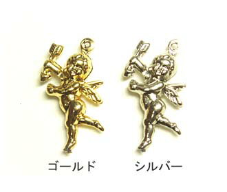 矢を持った小さなエンジェル型チャーム。飛んでいるようなポーズがとってもキュート。両面ともエンジェルの形になっています。 サイズ：エンジェル本体縦全長 2.3cm ＊モニターの発色の具合によって、実物と色が 異なる場合がありますのでご了承ください。