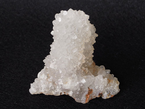 近年、産出されるようになった天然のイリデッセンスが出る水晶のクラスターです。クラックによる虹ではなく、レインボーガーネットのように表面に現れる虹の輝きです。 A　約3.5×6×5.5cm　約91g インド　マディヤ・プラデシュ州産 ----...