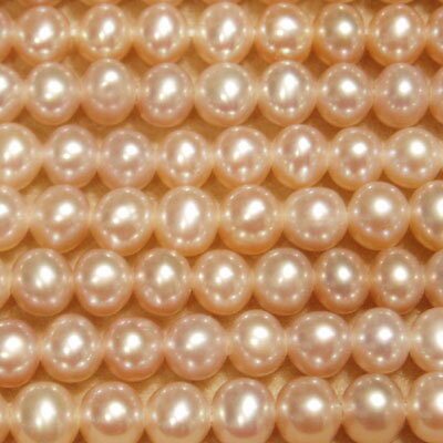 淡水パールが糸に通っています。 天然の商品ですので、個々の形、色が微妙に異なりますが予めご了承下さいますようお願い致します。 こちらの商品は有料でネックレスに加工させて頂けます。 (※ご注文を頂いてから加工をしますので、ご注文から発送までに...