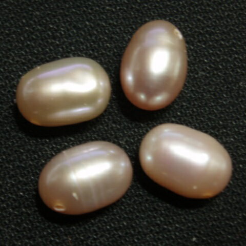 クレオとは楕円型や涙型の淡水パールにドロップビーズのように中心からずれた位置に穴が空いています。 ドロップビーズのようにぶらさげるような使い方もできますし、連続して通すとマガ玉ビーズのように交互に並びます。(画像2枚目です。マルチカラーのサ...