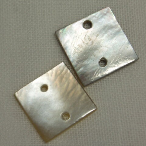 こちらの商品は穴の位置がややずれていたり角が鋭利なもの、丸みのあるものが混在しています。 また、白色と表記していますが干渉色が微妙でベージュっぽい色味や黒っぽいものが混在していますが微妙な色のため分別ができず、全て白色としております。 画像...