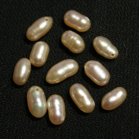 クレオとは楕円型や涙型の淡水パールにドロップビーズのように中心からずれた位置に穴が空いています。 ドロップビーズのようにぶらさげるような使い方もできますし、連続して通すとマガ玉ビーズのように交互に並びます。(画像2枚目です。マルチカラーのサ...