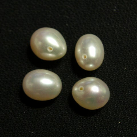 クレオとは楕円型や涙型の淡水パールにドロップビーズのように中心からずれた位置に穴が空いています。 ドロップビーズのようにぶらさげるような使い方もできますし、連続して通すとマガ玉ビーズのように交互に並びます。(画像2枚目です。マルチカラーのサ...