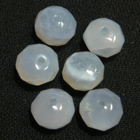 ボタンカットと呼ばれるロンデルのような使い方ができるやや平たい形状に分類されます。 こちらはガラスビーズなど、機械で製造するビーズとはことなり色や形、穴のサイズなどが不揃いです。 天然素材の商品の味わいとご理解ください。 穴が小さくピンが通...