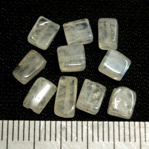 サイズ 縦：約4〜7mm　幅：約2.5〜4.5mm　厚み：約2〜4mm こちらの商品は機械で製造するガラスビーズなどとは異なり、個々によって大きさや色の濃さなどが異なります。ランダムに個数分をパックしておりますが、お客様にてご指定頂く事はで...