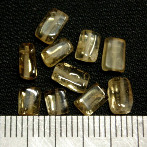 サイズ 縦：約4〜7mm　幅：約3〜5mm　厚み：約3mm こちらの商品は機械で製造するガラスビーズなどとは異なり、個々によって大きさや色の濃さなどが異なります。ランダムに個数分をパックしておりますが、お客様にてご指定頂く事はできません。 ...