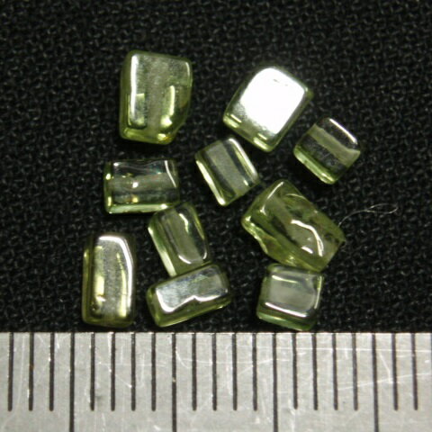 サイズ 縦：約3〜5mm　幅：約2〜4mm　厚み：約2〜3mm こちらの商品は機械で製造するガラスビーズなどとは異なり、個々によって大きさや色の濃さなどが異なります。ランダムに個数分をパックしておりますが、お客様にてご指定頂く事はできません...