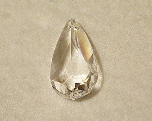 スワロフスキー社製のペンダントパーツ#6100(ツユ型)です。 ＊モニターの発色の具合によって、実物と色等 異なる場合がありますのでご了承ください。 ＊こちらの商品は、お届けに3日〜10日ほどお時間をいただく場合がございます。 在庫がある場...