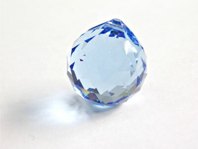 ＝Swarovski #8558 Ball 224 Facets＝ サンキャッチャーやシャンデリア向けのパーツです。キラキラと光の反射が起こり、特にサンキャッチャーのトップパーツに使うと幻想的に光が広がります。 ＊モニターの発色の具合によっ...