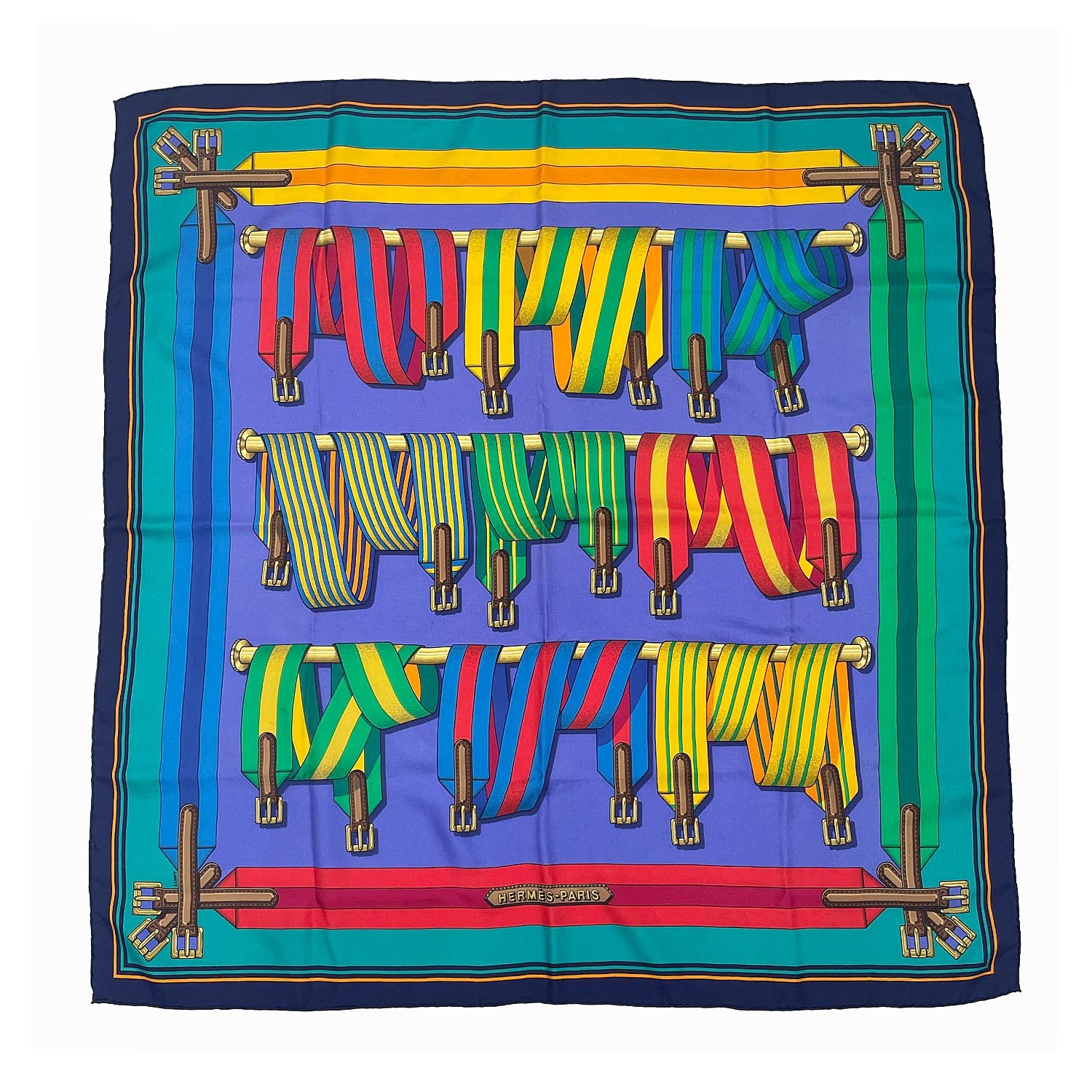 エルメスのシックなカラーリングのスカーフが入荷しました♪整然と並べられた腹帯は時を忘れたかのように大人しく掛けられています。エルメスの普遍的なモチーフとしてスカーフの中で出番を待っています。ストーリーも一緒に楽しめるエルメスのスカーフの魅力...