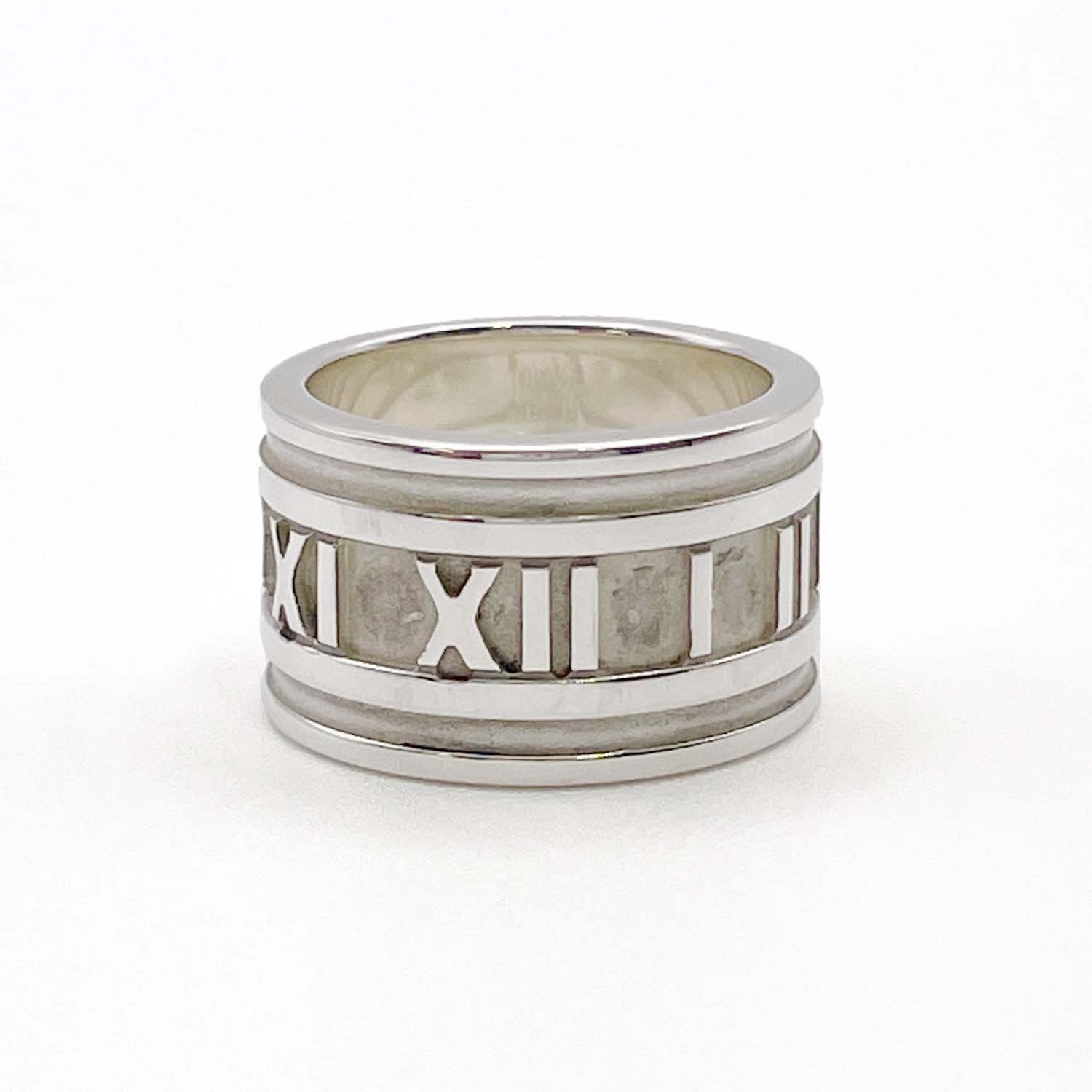 ティファニー本店の象徴ともいえる時計台をモチーフにしたこのデザインは、“永遠の時間”をテーマに、タイムレスな美しさを宿しています。ユニセックスでお使いいただける洗練された佇まいは、エレガンスと力強さを兼ね備え、身に着ける方の個性を上品に引き...